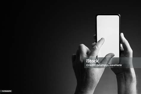 스마트 폰을 잡고 빈 흰색 화면으로 확대 축소하고 공간을 복사하는 손 검색 엔진에 대한 스톡 사진 및 기타 이미지 검색 엔진 검은색 공란 Istock