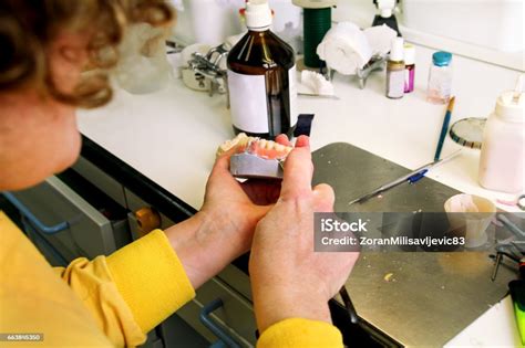 치과 보 철물 형태로 석고 모델 분리 치과 족 틀니 보 철 작업 치과 기술자 틀니를 만드는 과정입니다 치과 보 철물 형태로 석고 모델 분리 Stem 주제에 대한 스톡 사진