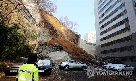 옹벽붕괴로 토사 흘러내린 아파트 연합뉴스