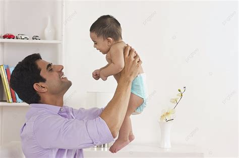 아기를 안고 있는 남자 사진 배경 및 무료 다운로드를위한 그림 Pngtree