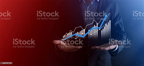 사업가는 화면 성장 그래프 긍정적 인 성장 아이콘의 화살표에 그림을 개최위쪽 화살표와 창조적 인 비즈니스 차트를 가리키는 금융 비즈니스 성장 개념 개념에 대한 스톡 사진 및