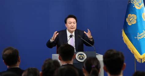 기자 질문에 답하는 윤 대통령