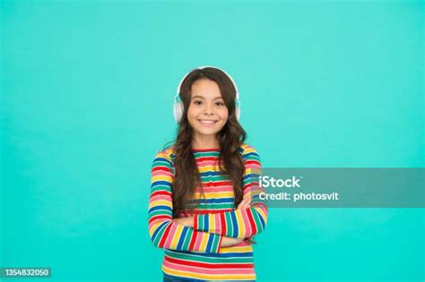 오디오 번역기 공부를 위한 기술 노래를 듣는 소녀 오디오 코스 현대 기술 학교 책을 듣고 학습을 위한 디지털 기술 헤드폰에 여학생 정서적 아이 Mental Wellbeing