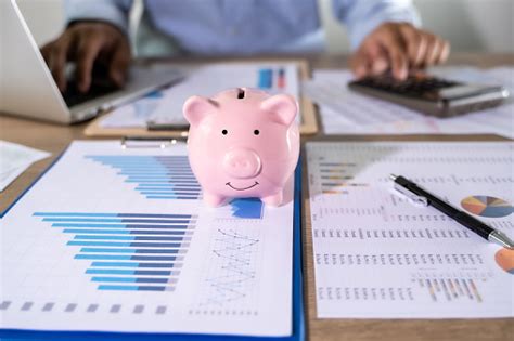 돈 스택 재무 보고서 통계 그래프와 비즈니스 회계 개념 회계 돈을 가진 남자 사용 계산기 개념에 대한 스톡 사진 및 기타 이미지 Istock