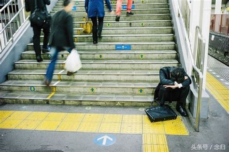 實拍日本街頭罕見照片乞討者拿POS機 每日頭條
