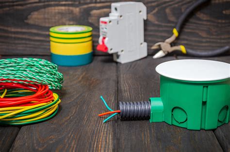 전기 설치 공정에 사용되는 전선이있는 전기 접합 녹색 상자 건설 산업에 대한 스톡 사진 및 기타 이미지 건설 산업 나무 상자 노랑 Istock