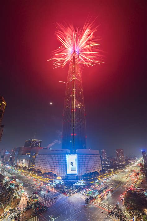 [포토]새해 밝힌 롯데월드타워…불꽃놀이·레이저쇼 탄성