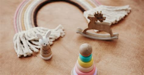 나무 테이블에 아이를 위한 세련 된 나무 장난감입니다 반지 나무 토끼 마크라메 무지개가 있는 현대적인 다채로운 나무 피라미드 유아를위한 친환경 플라스틱 무료 장난감