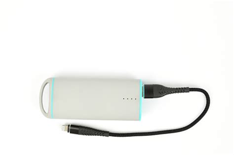 한쪽 끝에 작은 손잡이가 있는 회색의 외부 배터리와 다른 쪽 끝에서 튀어나온 검은색 와이어 0명에 대한 스톡 사진 및 기타 이미지 0명 Usb 케이블 Usb 포트