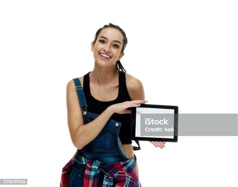 전체 길이1 인전면 1819 세 성인 아름 다운 검은 머리긴 머리포니 테일 백인 여성젊은 여성 앞서 흰색 배경 착용 턱받이 바지 행복쾌활 한장치 화면 18 19세에 대한