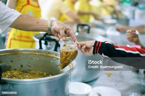 기아를 완화 시키기 위해 가난한 사람들을 위한 공유 하는 식품의 개념 개념에 대한 스톡 사진 및 기타 이미지 개념 개념과