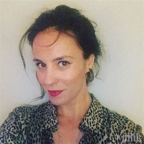 Инструктор поти Радина Кърджилова с домашни тренировки Информационна агенция ПИК