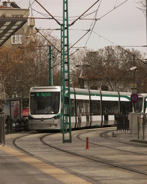 가선 전선 건축 경전철 경치 교외 기다리는 기다리는 공간 낮 녹색 선 대중 교통 대중교통 도시 풍경 도시의