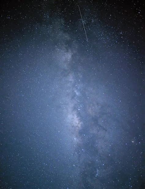 갤럭시 경치가 좋은 깊은 공간 다크 블루 맑은 밤 밤 사진 밤하늘 별 별을 바라보는 별의 별이 빛나는 하늘 별자리 수직 쐈어 스타 클러스터 스타