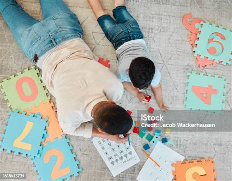 빌딩 블록 집에서 학습 교육 또는 아동 발달을 위해 바닥에 아이와 함께 있는 아버지 가족 놀이 또는 아빠는 숙제를 하는 소년이나 장난감과 함께 거실에서 유대감을 형성하는