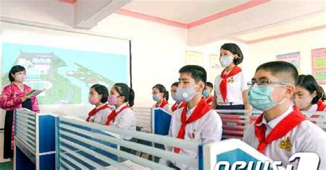 가림막 설치된 교실에서 수업듣는 北 학생들