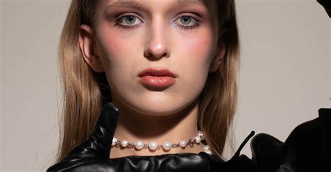 가죽 장갑 검은 옷 극적인 조명 글래머러스한 외모 금발 꾸뛰르 대조 럭셔리 매우 복잡한 메이크업 모델 목걸이 보그 보석 뷰티 샷 수직 쐈어