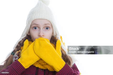 겨울 키즈 컨셉 백인에 대한 피그 테일과 겨울 의상에 포즈 놀란 백인 소녀의 클로즈업 초상화 그녀의 입 앞에서 손을 잡고 수평 이미지 방향 8 9 살에 대한 스톡 사진 및
