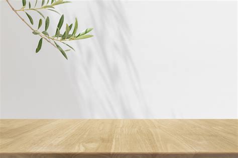 빈 나무 테이블 상단과 녹색 잎이있는 정원 배경의 흐릿한 흰색 벽 제품을 전시하거나 몽타주에 사용할 수 있습니다 0명에 대한 스톡 사진 및 기타 이미지 Istock