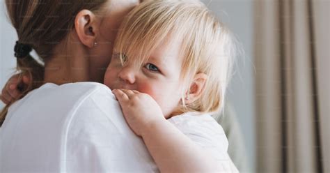 가족 아버지 젊은 남자와 어머니의 초상화를 닫고 집에서 창문 근처에 아기 소녀 어린 딸 사진 Unsplash의 먼 이미지