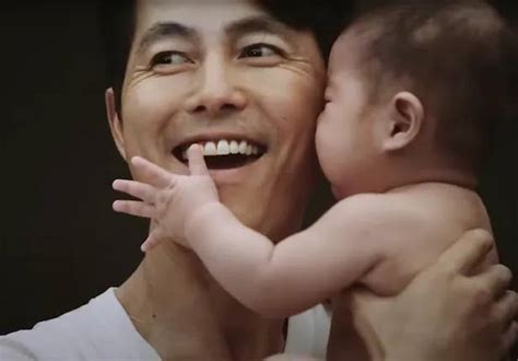 애기 들고 있는 정우성 사진  Mlbpark