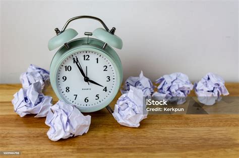 구겨진된 종이와 알람 시계 공을 타이밍 및 생각 생각 개념 0명에 대한 스톡 사진 및 기타 이미지 0명 개념 개념과 주제 Istock