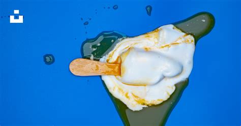 파란색 표면 위에 놓인 아이스크림 한 스쿱 사진 Unsplash의 무료 아이스크림 이미지