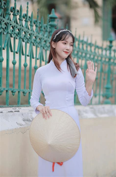 집 밖의 Chapéucònicasiatisk 고깔형 모자 고요한 긴 머리 드레스 롱 드레스 모자 문화 드레스 문화 유산 문화적 복장 베트남 베트남의