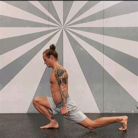 Split Squat By Alex 🌊 Exercise How To Skimble