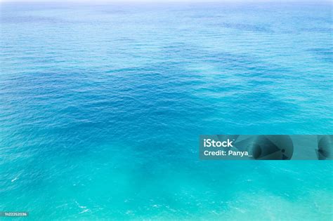 푸른 바닷물 배경과 태양 반사의 조감도 공중 비행 무인 항공기보기 및 바다 표면의 그림자 구름 바다의 물 질감 항공 사진 조류