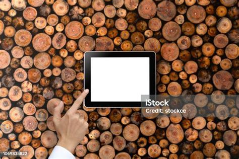 태블릿을 들고 긴 손가락으로 손의 닫습니다 스마트폰 및 노트북 테이블에 거짓말 상위 뷰 공란에 대한 스톡 사진 및 기타 이미지 공란 기업 비즈니스 디지털 태블릿