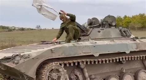 Підняли білий прапор троє російських військових здалися в полон та продали свою БМП Новости