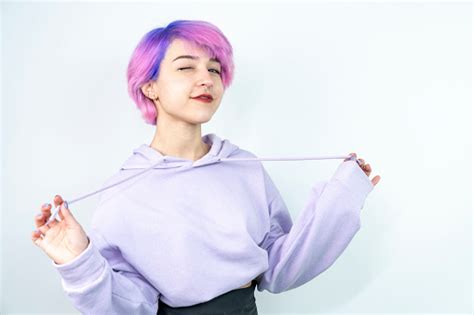 짧은 머리 컷 픽시 밥을 가진 어린 아름다운 소녀 색깔 머리 착색 파란 분홍색 색깔 짧은 머리에 대한 스톡 사진 및 기타 이미지 짧은 머리 염색한 머리 털 Istock