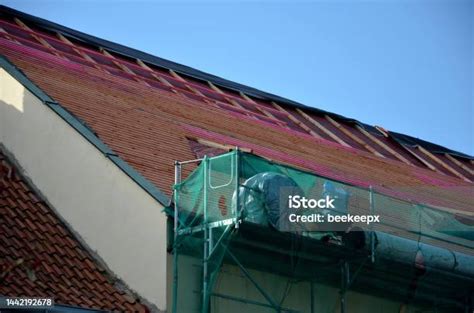 조립 된 목재 빔으로 만든 목재 건축 미네랄 울로 단열 및 합판과 보드가있는 벽의 접이식 천장 루퍼는 능선에 서서 망치질 손톱 테이프 절연 0명에 대한 스톡 사진 및 기타