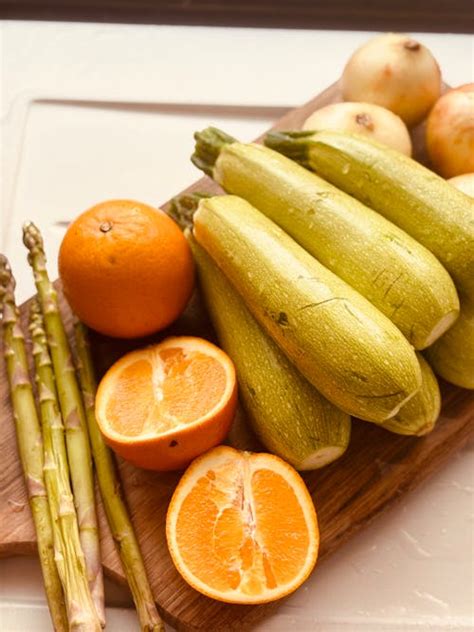 갈색 나무 테이블에 녹색 채소 · 무료 스톡 사진