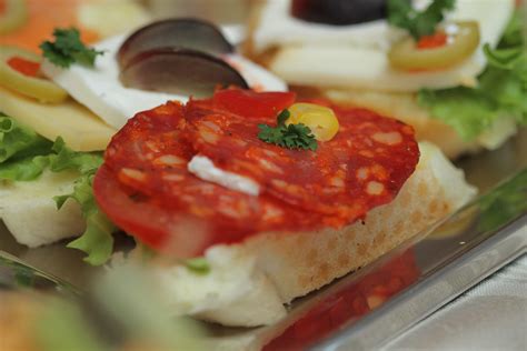 무료 사진 빵 아침 식사 치즈 소시지 플레이트 토마토 식사 맛 있는 샐러드 음식