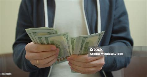 남자 달러 지폐를 계산 남성의 손을 닫아 돈을 계산현금 돈 계산 직원 급여 현금 돈 지불 성공적인 비즈니스 개념 은행에서 미국 통화 교환 가계에 대한 스톡 사진 및 기타