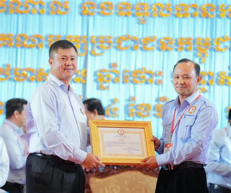 ឯកឧត្តម ហ៊ុន ម៉ានិត ទទួលទានអាហារសាមគ្គីជាមួយក្រុមការងារយុវជនបក្សប្រជាជនកម្ពុជា បញ្ញវន្តក្មេងវត្ត