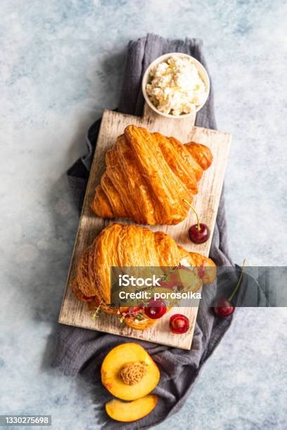목조 도마에 넥타린 체리 리코타 또는 크림 치즈를 곁들인 크루아상 맨 위 보기입니다 0명에 대한 스톡 사진 및 기타 이미지