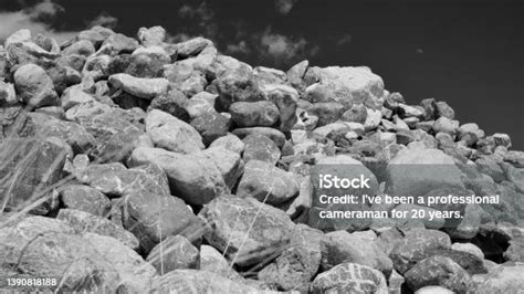 들판의 가장자리에 퇴적된 다양한 구조물의 돌들 폐돌 더미 0명에 대한 스톡 사진 및 기타 이미지 0명 건축 고대의 Istock