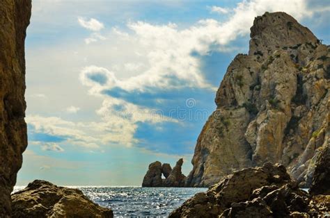 Абстракция с большими камнями на скалистом береге моря Крыма Novy Svet Стоковое Фото