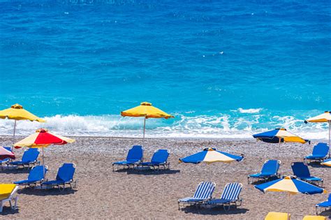 빈 해변 리조트의 다채로운 우산과 일광욕용 침대 에게 해와 지중해의 그리스 섬에서의 휴가 개념 0명에 대한 스톡 사진 및 기타 이미지 Istock