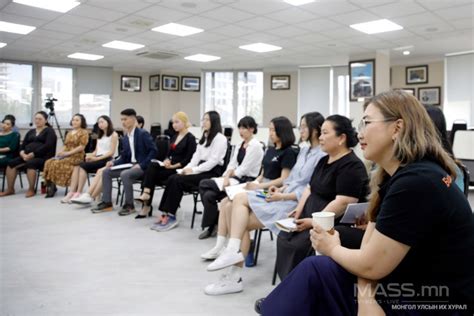 УИХ ын дарга Г Занданшатар залуу сэтгүүлчидтэй ардчиллын тухай ярилцав