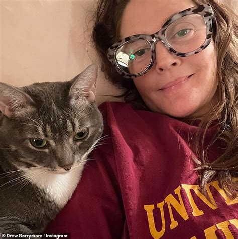 Drew Barrymore Shares Photo Of Her Cat Laying On Her Bearded Dragon Daily Mail Online
