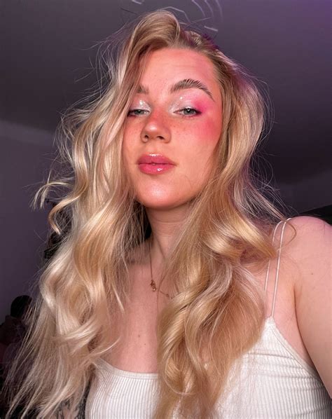 Trans Model Tackles Beauty Haters And Address Babefriends Paying For Photos