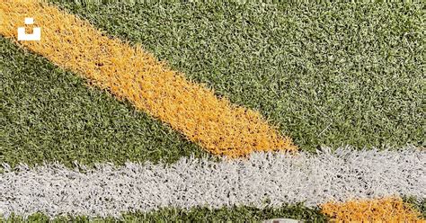 푸른 잔디 필드에 흰색과 검은 색 축구 공 사진 Unsplash의 무료 공 이미지