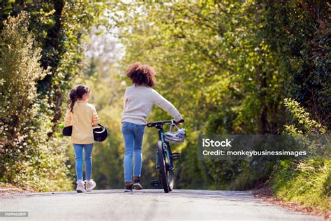 자전거와 소녀와 함께 소년의 뒷모습 스케이트 보드와 함께 시골 길을 따라 걷다 10 11세에 대한 스톡 사진 및 기타 이미지 10 11세 2명 6 7 살 Istock
