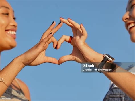 마음 사랑 친구는 푸른 하늘에 대한 지원 신뢰 및 행복의 표시로 나타납니다 자연 보살핌 그리고 여름의 자연 환경과 웰빙을 함께 여행하기 위한 이모티콘 손을 가진 여성 20