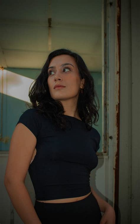 갈색 머리 매력적인 밤문화 보케 블라우스 수직 쐈어 아름다운 여성 예쁜 포즈를 취하는에 관한 무료 스톡 사진