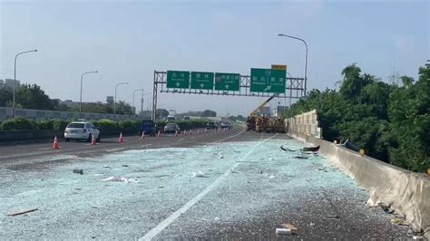國道慘變天堂路！大貨車疑爆胎撞護欄 紫爆回堵10k 東森最即時最快速新聞